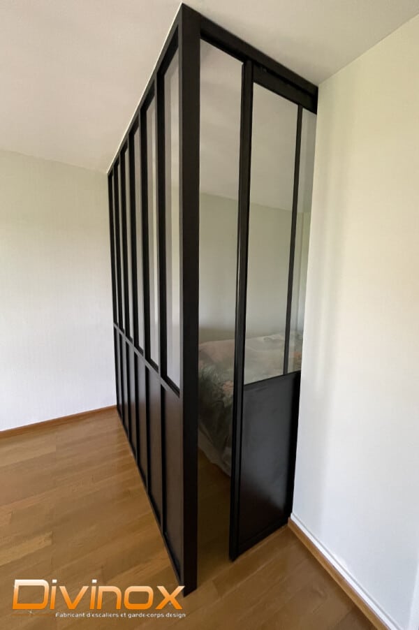 Cloison vitrée en aluminium avec porte coulissante intégrée