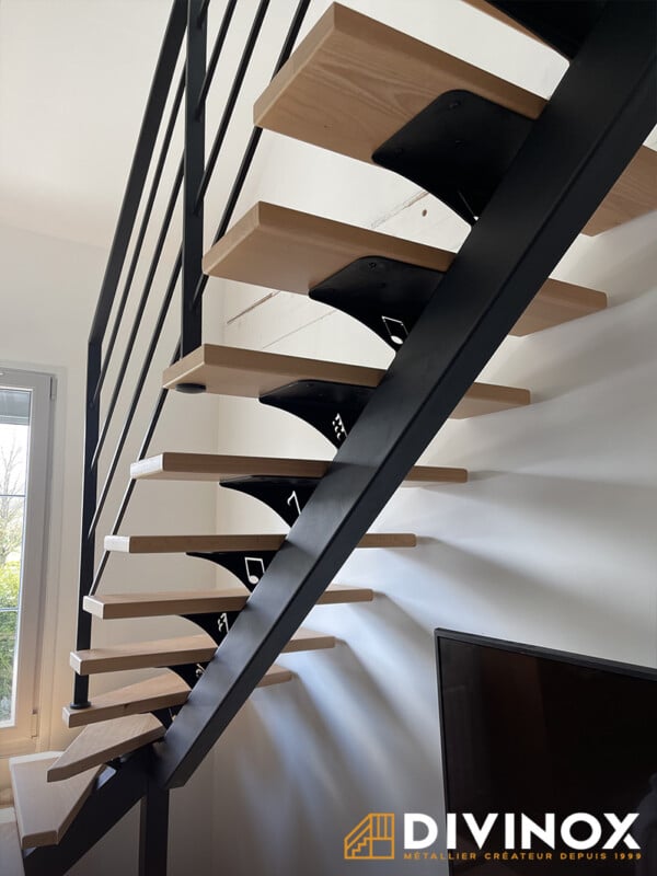 Escalier limon central avec supports de marches personnalisés